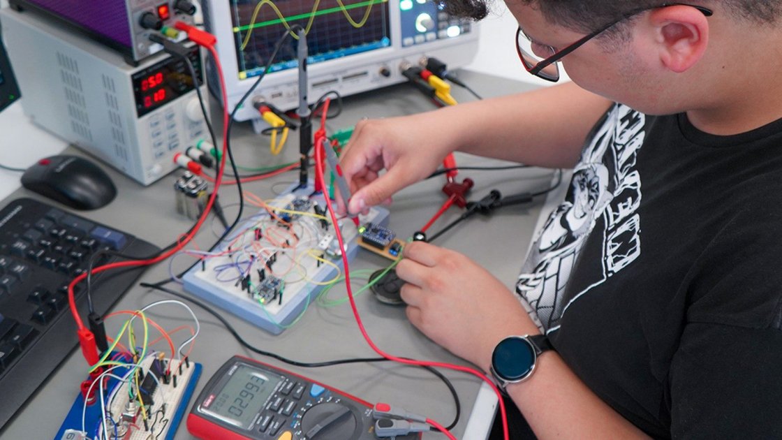Electronics engineer EFZ | Schindler Vocational Training